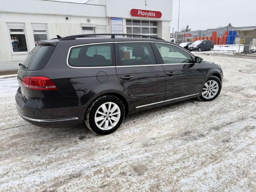 Brown Volkswagen Passat 2011 in Ukmerge, with an engine capacity of 1.60 L and mileage of 310 thousand km for 4500 €, photo 2 on AUTOMOTO.COM.LV