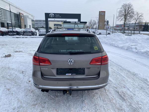 Brown Volkswagen Passat 2011 in Siauliai, with an engine capacity of 1.80 L and mileage of 282 thousand km for 3850 €, photo 6 on AUTOMOTO.COM.LV