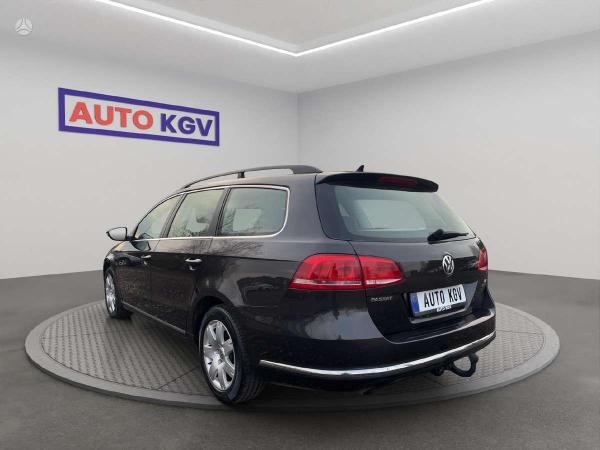 Brown Volkswagen Passat 2011 in Vilnius, with an engine capacity of 1.60 L and mileage of 309 thousand km for 5299 €, photo 3 on AUTOMOTO.COM.LV
