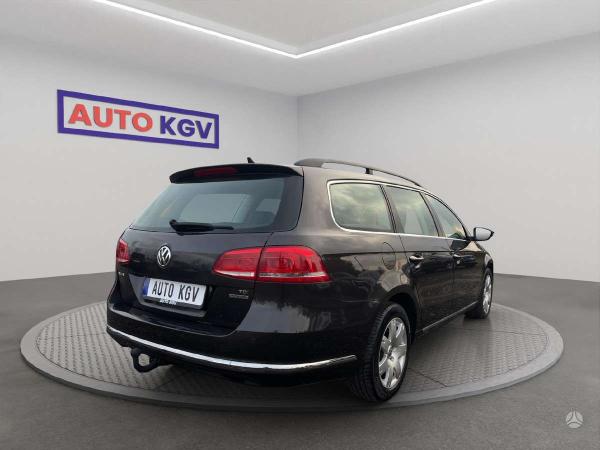 Brown Volkswagen Passat 2011 in Vilnius, with an engine capacity of 1.60 L and mileage of 309 thousand km for 5299 €, photo 4 on AUTOMOTO.COM.LV