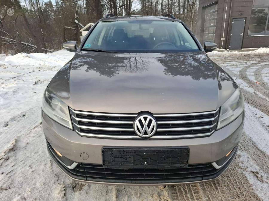Brown Volkswagen Passat 2011 in Utena, with an engine capacity of 1.60 L and mileage of 360 thousand km for 3500 €, photo 2 on AUTOMOTO.COM.LV