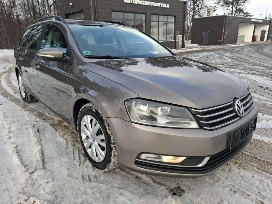 Brown Volkswagen Passat 2011 in Utena, with an engine capacity of 1.60 L and mileage of 360 thousand km for 3500 €, photo 3 on AUTOMOTO.COM.LV