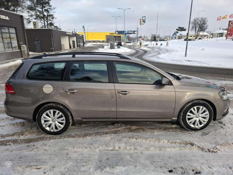 Brown Volkswagen Passat 2011 in Utena, with an engine capacity of 1.60 L and mileage of 360 thousand km for 3500 €, photo 5 on AUTOMOTO.COM.LV