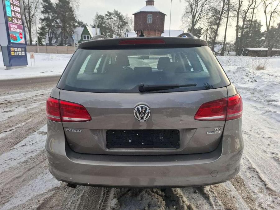 Brown Volkswagen Passat 2011 in Utena, with an engine capacity of 1.60 L and mileage of 360 thousand km for 3500 €, photo 7 on AUTOMOTO.COM.LV