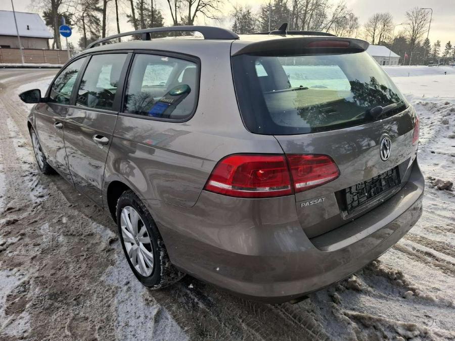 Brown Volkswagen Passat 2011 in Utena, with an engine capacity of 1.60 L and mileage of 360 thousand km for 3500 €, photo 11 on AUTOMOTO.COM.LV