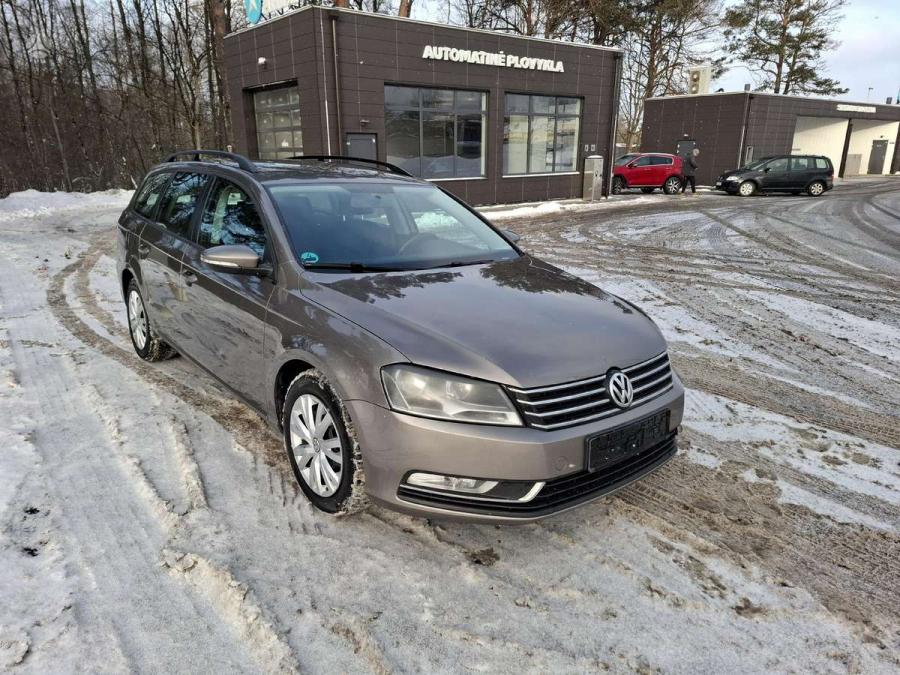 Brown Volkswagen Passat 2011 in Utena, with an engine capacity of 1.60 L and mileage of 360 thousand km for 3500 €, photo 15 on AUTOMOTO.COM.LV