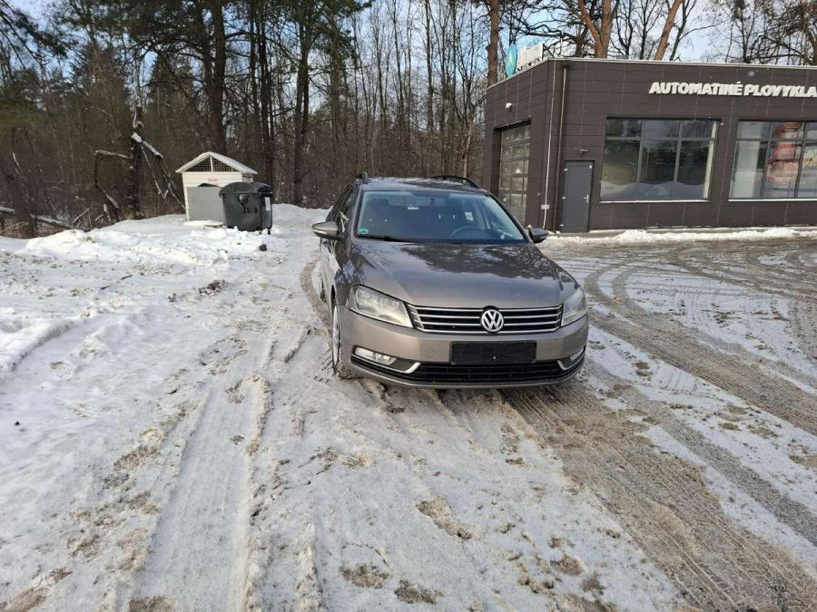 Brown Volkswagen Passat 2011 in Utena, with an engine capacity of 1.60 L and mileage of 360 thousand km for 3500 €, photo 18 on AUTOMOTO.COM.LV