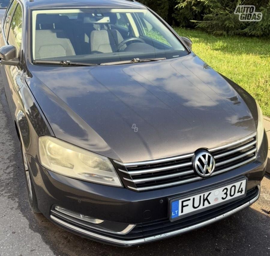 Brown Volkswagen Passat 2011 in Vilnius, with an engine capacity of 2.00 L and mileage of 296 thousand km for 3750 €, photo 1 on AUTOMOTO.COM.LV