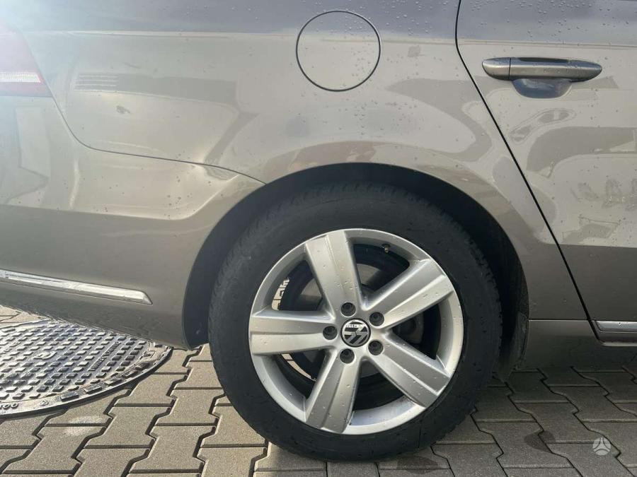 Brown Volkswagen Passat 2011 in Klaipeda, with an engine capacity of 1.97 L and mileage of 359 thousand km for 5000 €, photo 7 on AUTOMOTO.COM.LV