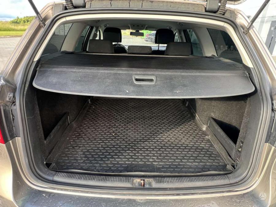 Brown Volkswagen Passat 2011 in Klaipeda, with an engine capacity of 1.97 L and mileage of 359 thousand km for 5000 €, photo 13 on AUTOMOTO.COM.LV