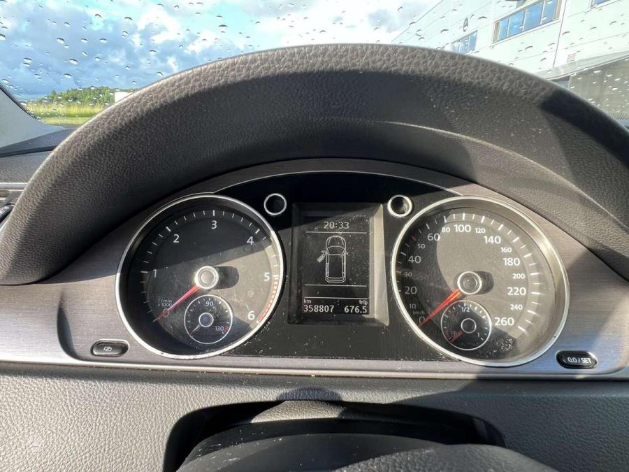 Brown Volkswagen Passat 2011 in Klaipeda, with an engine capacity of 1.97 L and mileage of 359 thousand km for 5000 €, photo 15 on AUTOMOTO.COM.LV