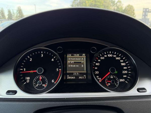 Volkswagen Passat 2011 in Kaunas on AUTOMOTO.COM.LV Brown Volkswagen Passat 2011 in Kaunas, with an engine capacity of 1.97 L and mileage of 285 thousand km for 5500 €, photo 9 on AUTOMOTO.COM.LV