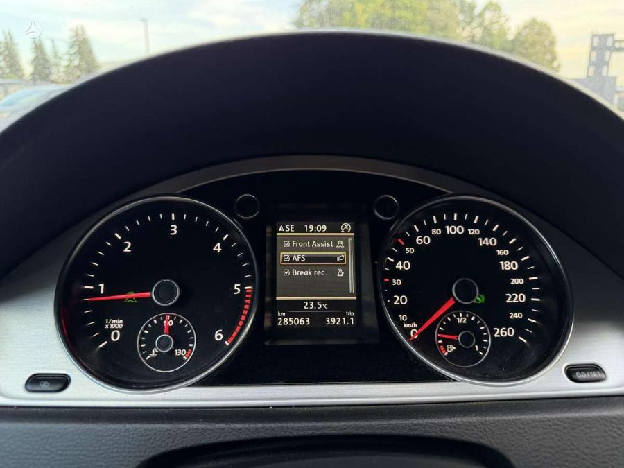 Brown Volkswagen Passat 2011 in Kaunas, with an engine capacity of 1.97 L and mileage of 285 thousand km for 5500 €, photo 9 on AUTOMOTO.COM.LV