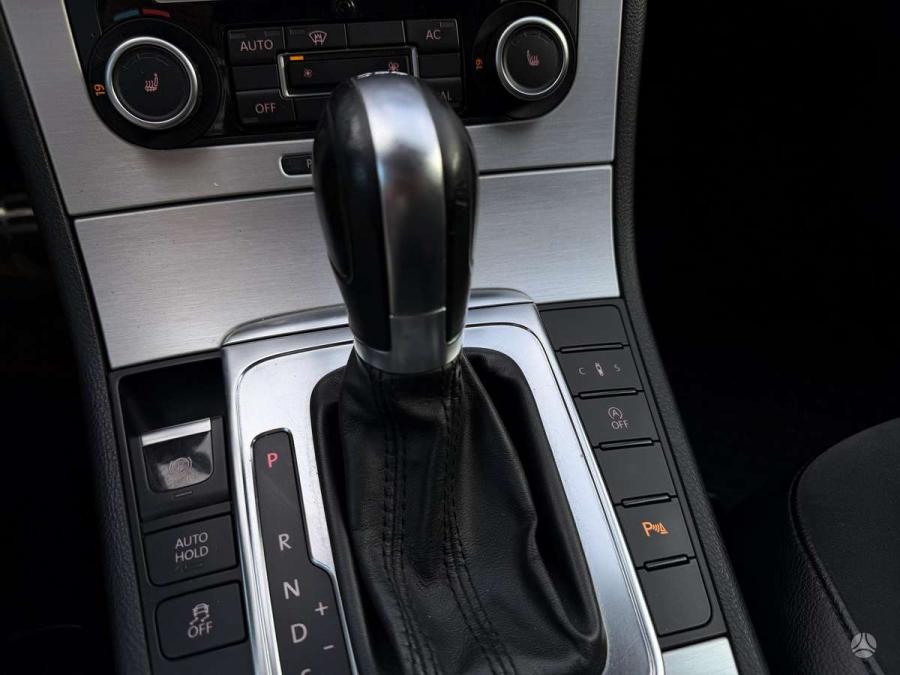 Brown Volkswagen Passat 2011 in Kaunas, with an engine capacity of 1.97 L and mileage of 285 thousand km for 5500 €, photo 11 on AUTOMOTO.COM.LV