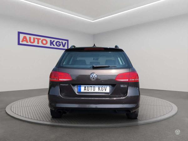 Brown Volkswagen Passat 2012 in Kaunas, with an engine capacity of 2.00 L and mileage of 296 thousand km for 5499 €, photo 4 on AUTOMOTO.COM.LV