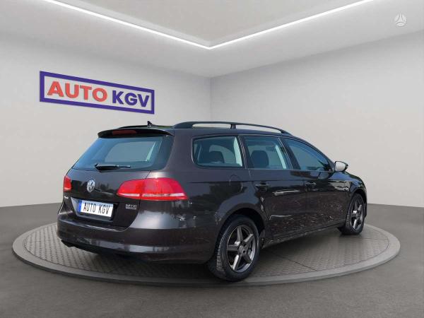 Brown Volkswagen Passat 2012 in Kaunas, with an engine capacity of 2.00 L and mileage of 296 thousand km for 5499 €, photo 5 on AUTOMOTO.COM.LV