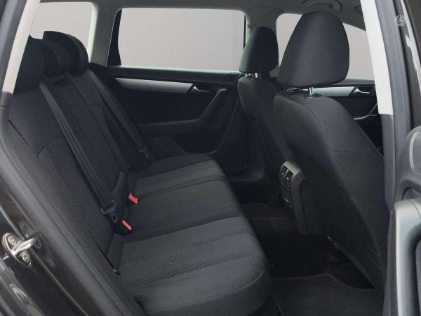 Brown Volkswagen Passat 2012 in Kaunas, with an engine capacity of 2.00 L and mileage of 296 thousand km for 5499 €, photo 9 on AUTOMOTO.COM.LV