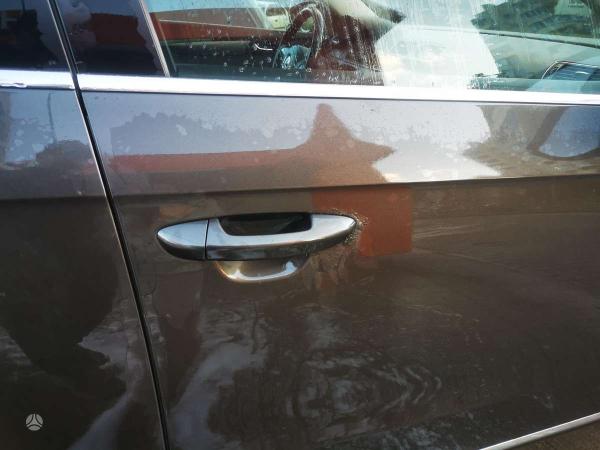 Brown Volkswagen Passat 2012 in Vilnius, with an engine capacity of 1.60 L and mileage of 333 thousand km for 4888 €, photo 9 on AUTOMOTO.COM.LV