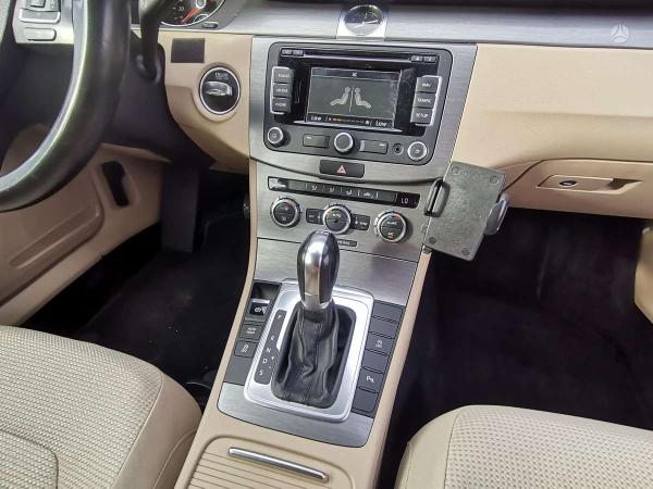 Volkswagen Passat 2012 in Kaunas on AUTOMOTO.COM.LV Brown Volkswagen Passat 2012 in Kaunas, with an engine capacity of 1.60 L and mileage of 255 thousand km for 4500 €, photo 10 on AUTOMOTO.COM.LV