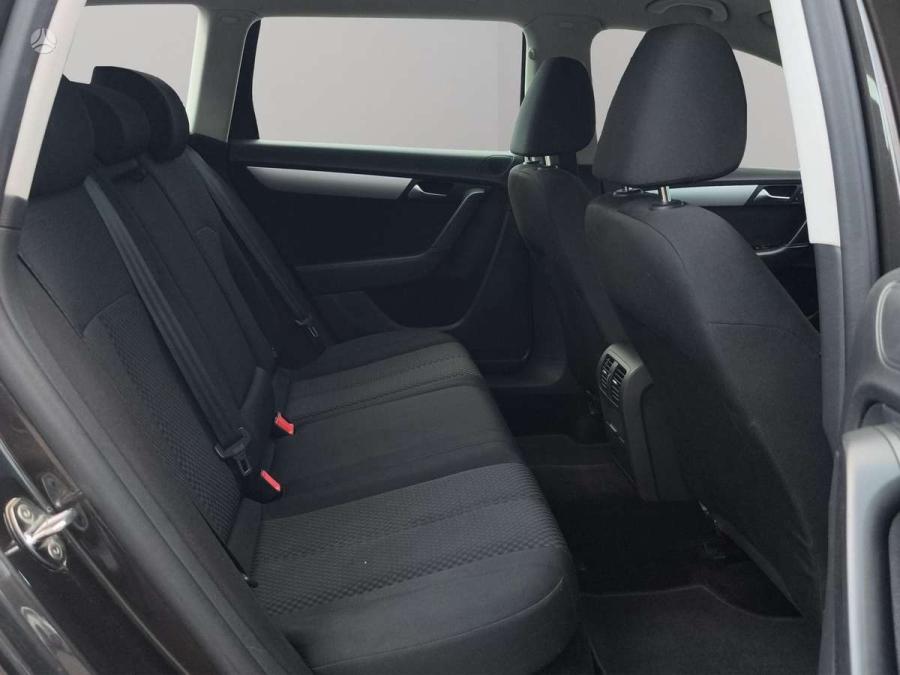 Brown Volkswagen Passat 2012 in Kaunas, with an engine capacity of 2.00 L and mileage of 296 thousand km for 5499 €, photo 10 on AUTOMOTO.COM.LV