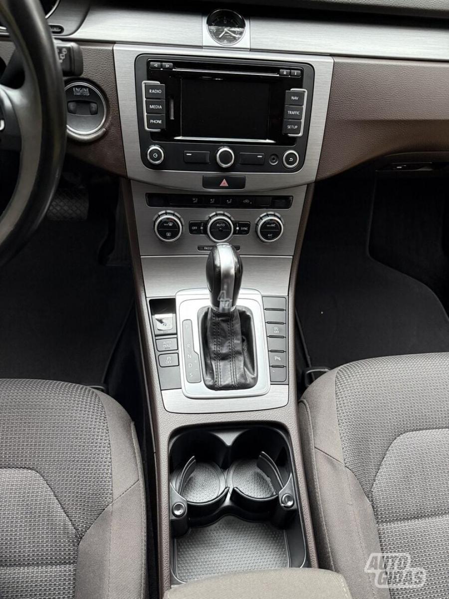 Brown Volkswagen Passat 2013 in Vilnius, with an engine capacity of 1.60 L and mileage of 250 thousand km for 5300 €, photo 14 on AUTOMOTO.COM.LV