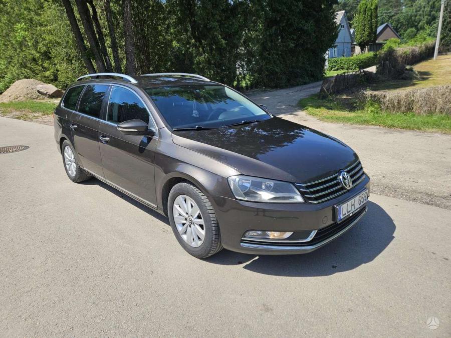 Brown Volkswagen Passat 2013 in Prienai, with an engine capacity of 1.97 L and mileage of 343 thousand km for 3600 €, photo 1 on AUTOMOTO.COM.LV
