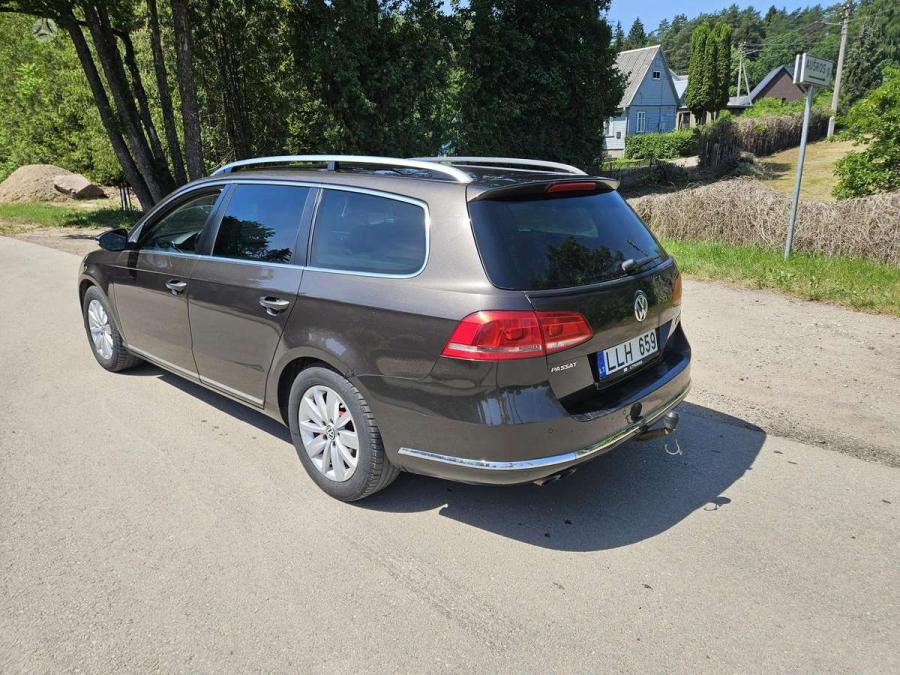Brown Volkswagen Passat 2013 in Prienai, with an engine capacity of 1.97 L and mileage of 343 thousand km for 3600 €, photo 11 on AUTOMOTO.COM.LV
