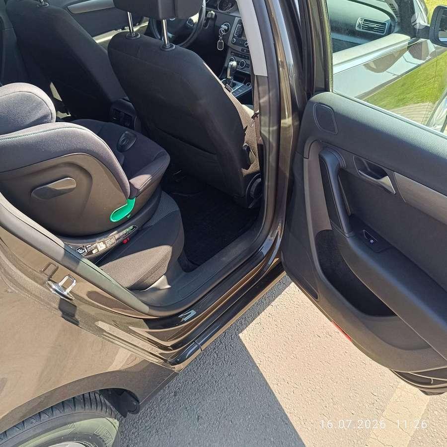 Brown Volkswagen Passat 2013 in Siauliai, with an engine capacity of 1.60 L and mileage of 282 thousand km for 5750 €, photo 4 on AUTOMOTO.COM.LV