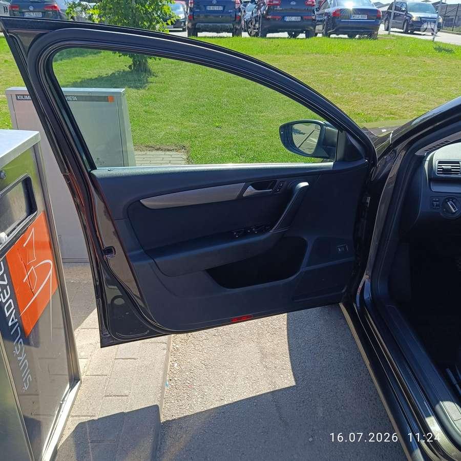 Brown Volkswagen Passat 2013 in Siauliai, with an engine capacity of 1.60 L and mileage of 282 thousand km for 5750 €, photo 7 on AUTOMOTO.COM.LV