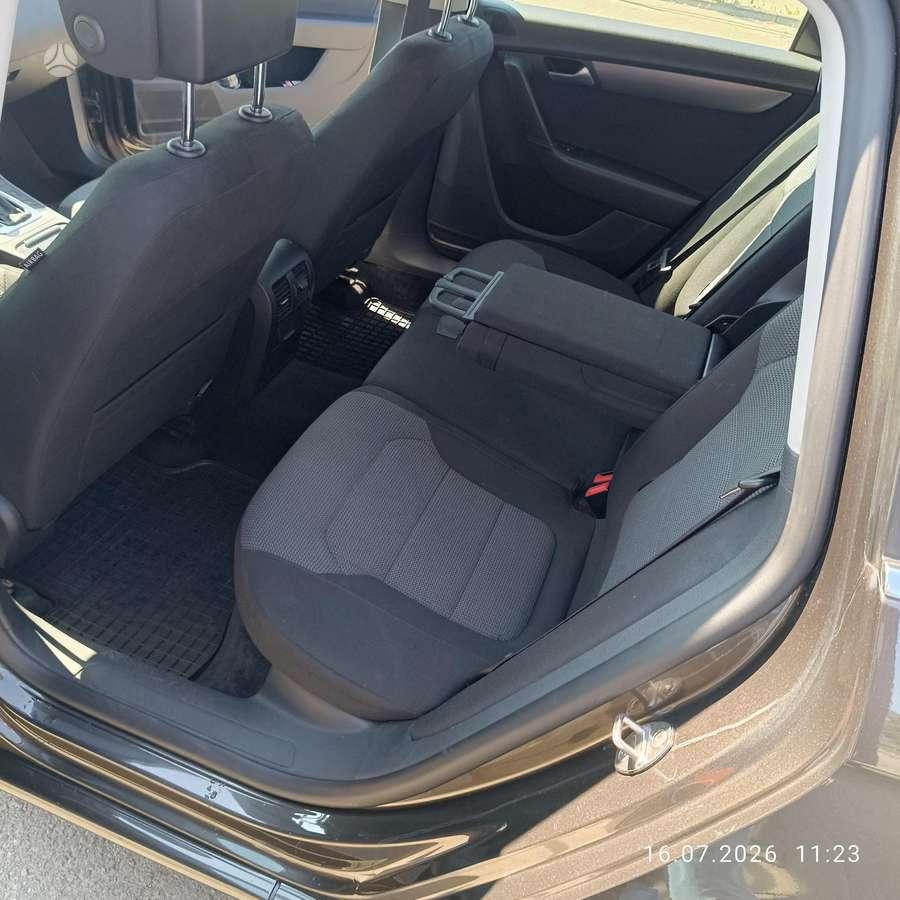 Brown Volkswagen Passat 2013 in Siauliai, with an engine capacity of 1.60 L and mileage of 282 thousand km for 5750 €, photo 9 on AUTOMOTO.COM.LV