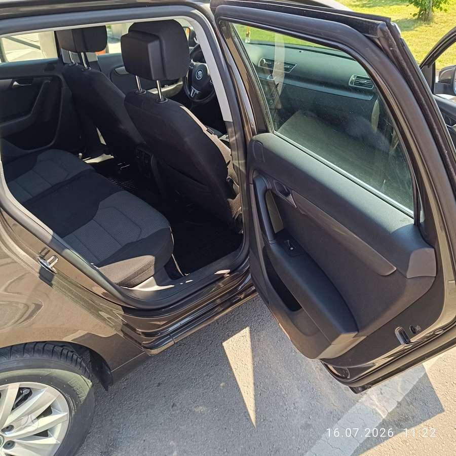 Brown Volkswagen Passat 2013 in Siauliai, with an engine capacity of 1.60 L and mileage of 282 thousand km for 5750 €, photo 15 on AUTOMOTO.COM.LV