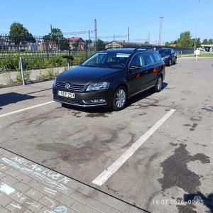 Brown Volkswagen Passat 2013 in Siauliai, with an engine capacity of 1.60 L and mileage of 282 thousand km for 5750 €, photo 17 on AUTOMOTO.COM.LV