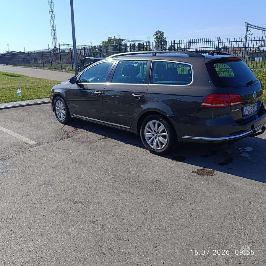 Brown Volkswagen Passat 2013 in Siauliai, with an engine capacity of 1.60 L and mileage of 282 thousand km for 5750 €, photo 18 on AUTOMOTO.COM.LV