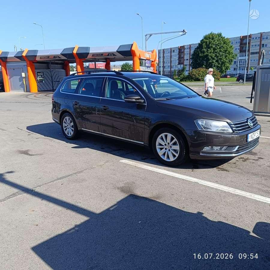 Brown Volkswagen Passat 2013 in Siauliai, with an engine capacity of 1.60 L and mileage of 282 thousand km for 5750 €, photo 20 on AUTOMOTO.COM.LV