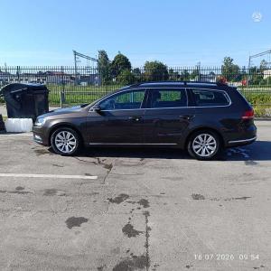 Brown Volkswagen Passat 2013 in Siauliai, with an engine capacity of 1.60 L and mileage of 282 thousand km for 5750 €, photo 21 on AUTOMOTO.COM.LV