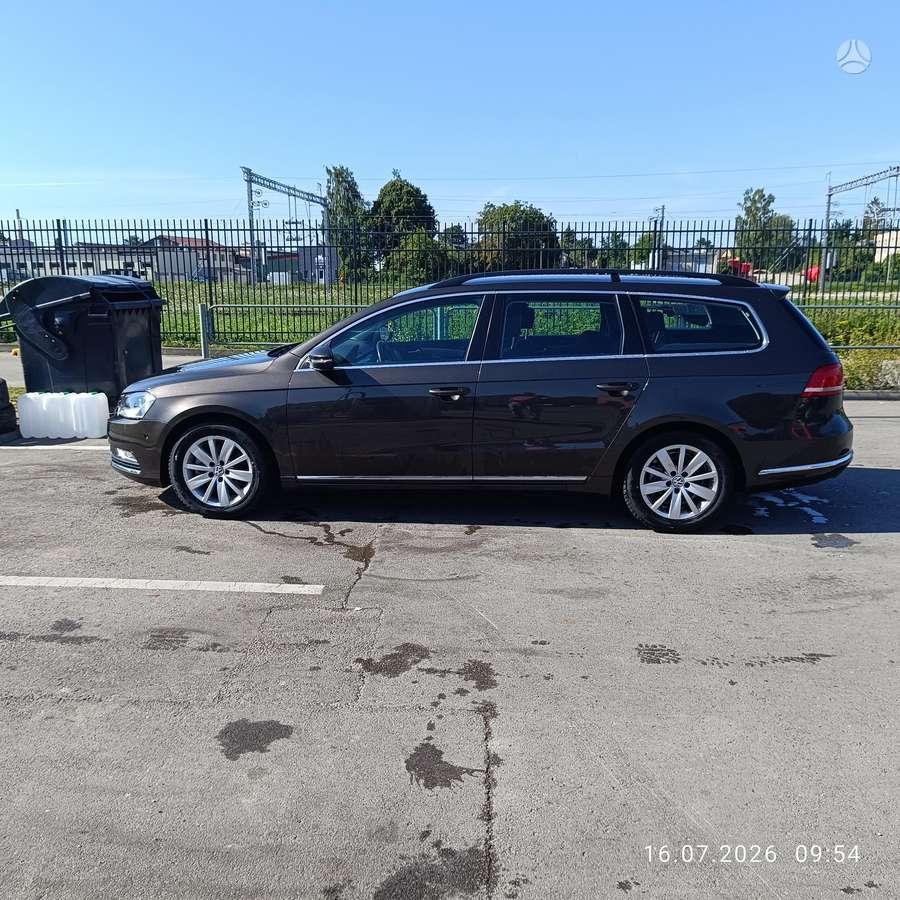 Brown Volkswagen Passat 2013 in Siauliai, with an engine capacity of 1.60 L and mileage of 282 thousand km for 5750 €, photo 21 on AUTOMOTO.COM.LV