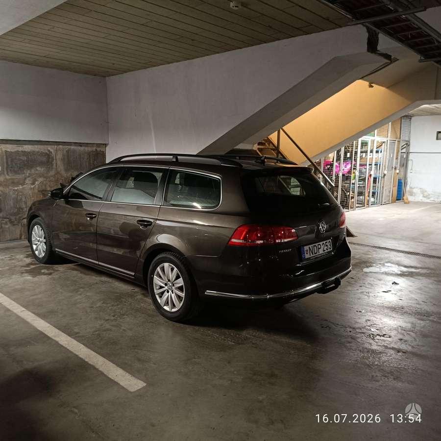 Brown Volkswagen Passat 2013 in Siauliai, with an engine capacity of 1.60 L and mileage of 282 thousand km for 5750 €, photo 25 on AUTOMOTO.COM.LV