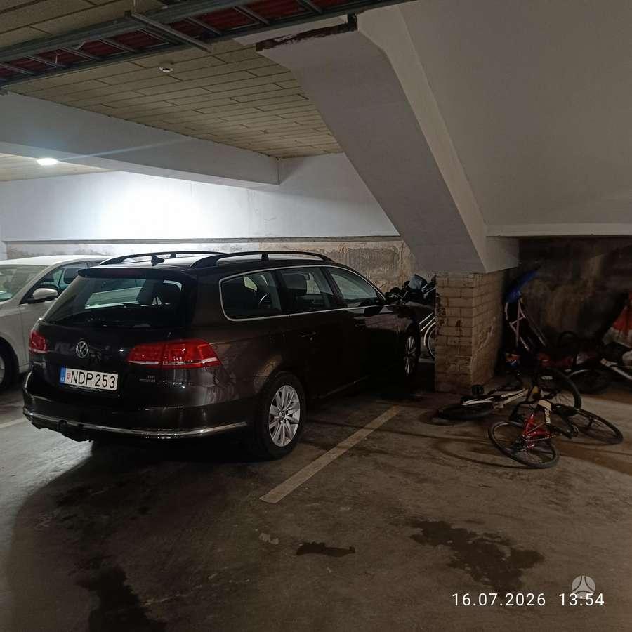 Brown Volkswagen Passat 2013 in Siauliai, with an engine capacity of 1.60 L and mileage of 282 thousand km for 5750 €, photo 27 on AUTOMOTO.COM.LV