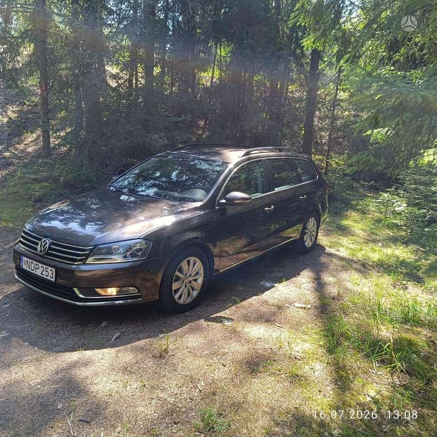 Brown Volkswagen Passat 2013 in Siauliai, with an engine capacity of 1.60 L and mileage of 282 thousand km for 5750 €, photo 29 on AUTOMOTO.COM.LV