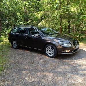 Brown Volkswagen Passat 2013 in Siauliai, with an engine capacity of 1.60 L and mileage of 282 thousand km for 5750 €, photo 30 on AUTOMOTO.COM.LV