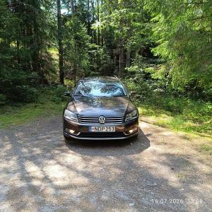 Brown Volkswagen Passat 2013 in Siauliai, with an engine capacity of 1.60 L and mileage of 282 thousand km for 5750 €, photo 31 on AUTOMOTO.COM.LV