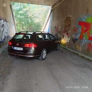 Brown Volkswagen Passat 2013 in Siauliai, with an engine capacity of 1.60 L and mileage of 282 thousand km for 5750 €, photo 33 on AUTOMOTO.COM.LV