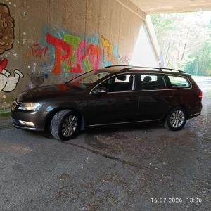 Brown Volkswagen Passat 2013 in Siauliai, with an engine capacity of 1.60 L and mileage of 282 thousand km for 5750 €, photo 34 on AUTOMOTO.COM.LV