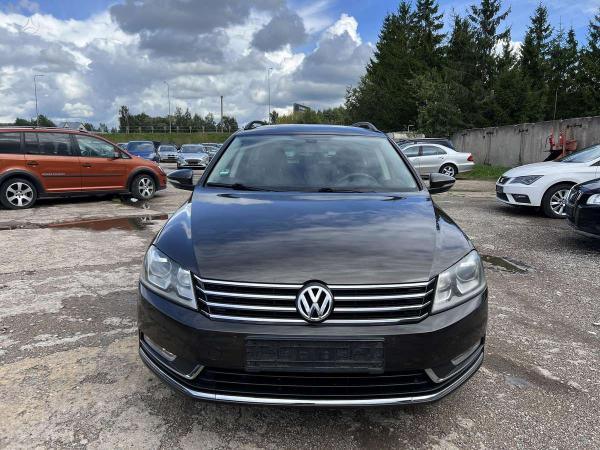 Brown Volkswagen Passat 2013 in Utena, with an engine capacity of 1.97 L and mileage of 291 thousand km for 5650 €, photo 3 on AUTOMOTO.COM.LV