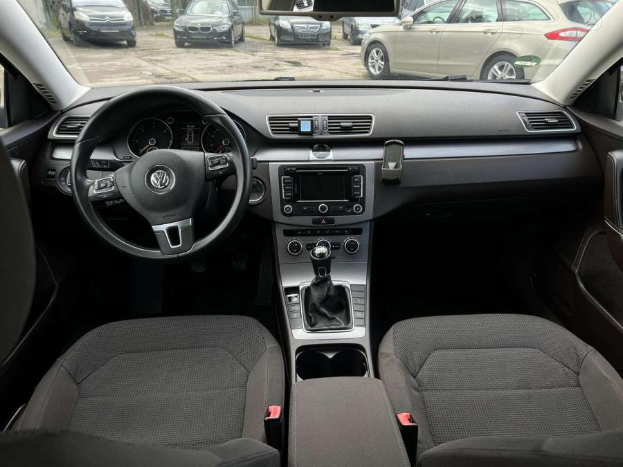 Brown Volkswagen Passat 2013 in Utena, with an engine capacity of 1.97 L and mileage of 291 thousand km for 5650 €, photo 9 on AUTOMOTO.COM.LV