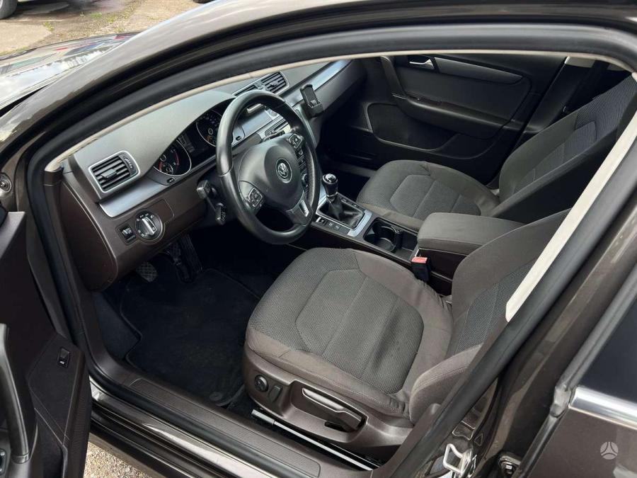 Brown Volkswagen Passat 2013 in Utena, with an engine capacity of 1.97 L and mileage of 291 thousand km for 5650 €, photo 10 on AUTOMOTO.COM.LV