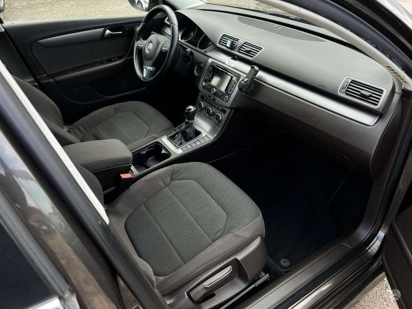 Brown Volkswagen Passat 2013 in Utena, with an engine capacity of 1.97 L and mileage of 291 thousand km for 5650 €, photo 10 on AUTOMOTO.COM.LV