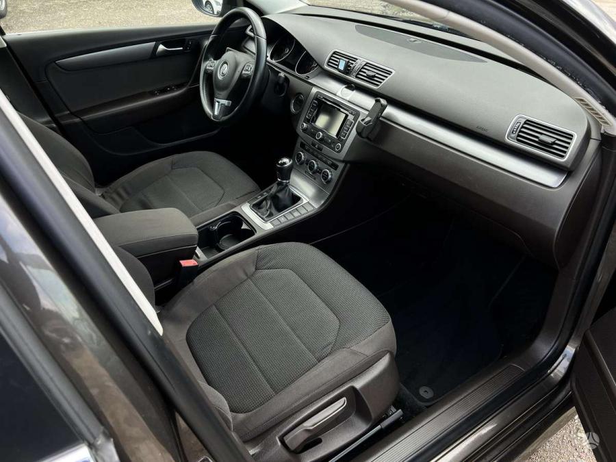 Brown Volkswagen Passat 2013 in Utena, with an engine capacity of 1.97 L and mileage of 291 thousand km for 5650 €, photo 11 on AUTOMOTO.COM.LV