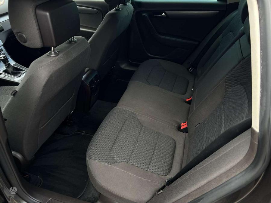 Brown Volkswagen Passat 2013 in Utena, with an engine capacity of 1.97 L and mileage of 291 thousand km for 5650 €, photo 12 on AUTOMOTO.COM.LV