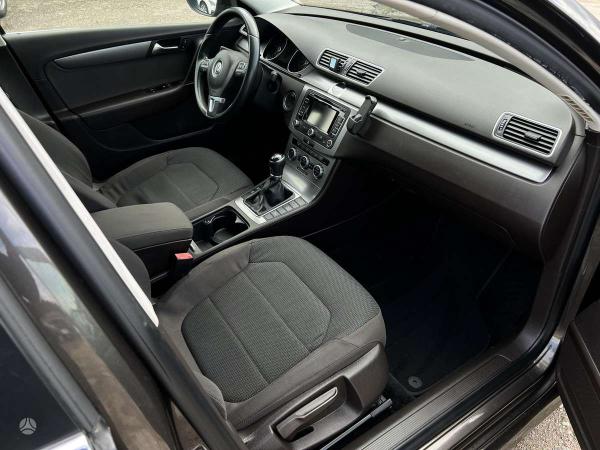 Volkswagen Passat 2013 in Utena on AUTOMOTO.COM.LV Brown Volkswagen Passat 2013 in Utena, with an engine capacity of 1.97 L and mileage of 291 thousand km for 5500 €, photo 11 on AUTOMOTO.COM.LV